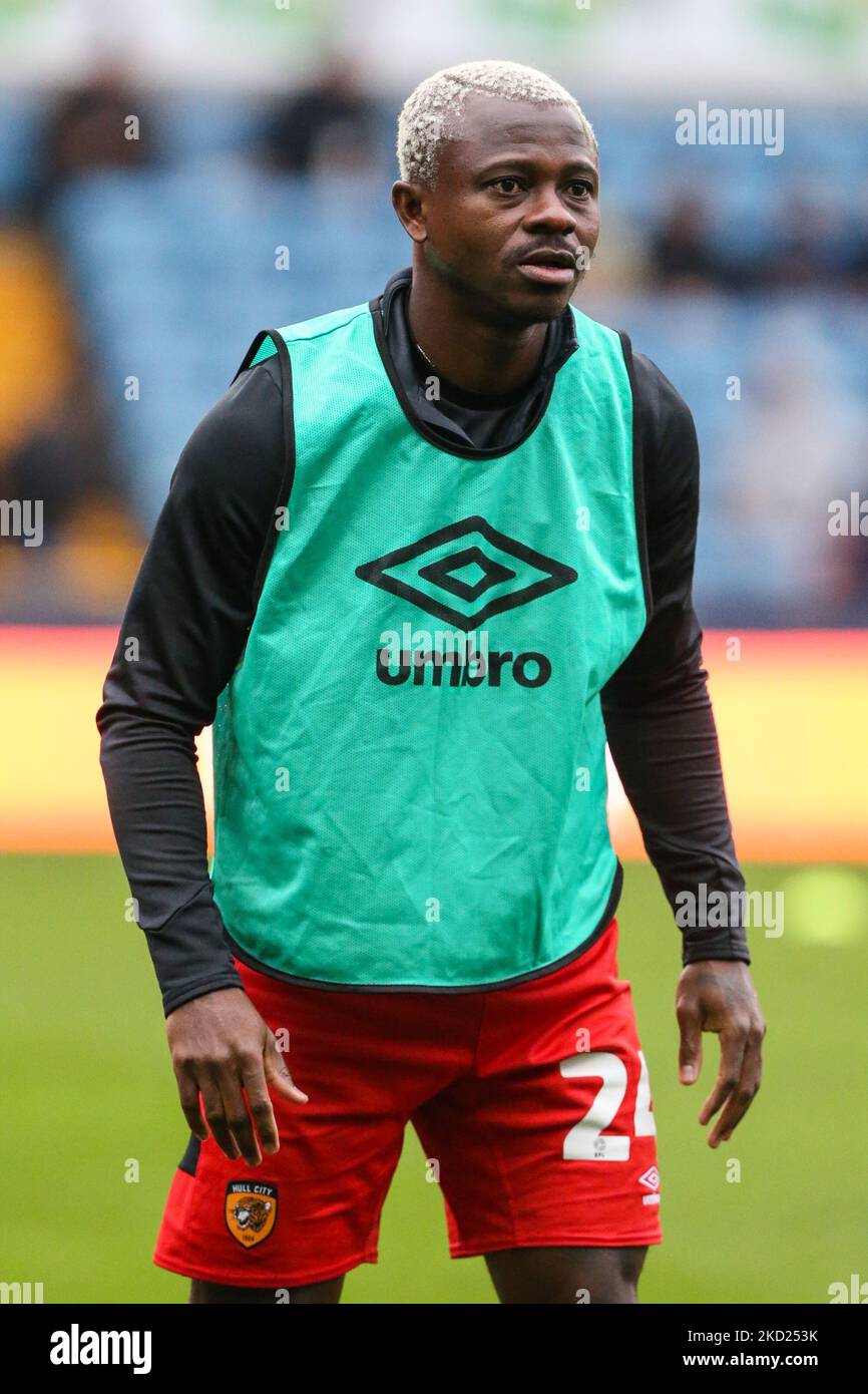 Jean Michaël Seri #24 of Hull City warms up during the Sky Bet ...