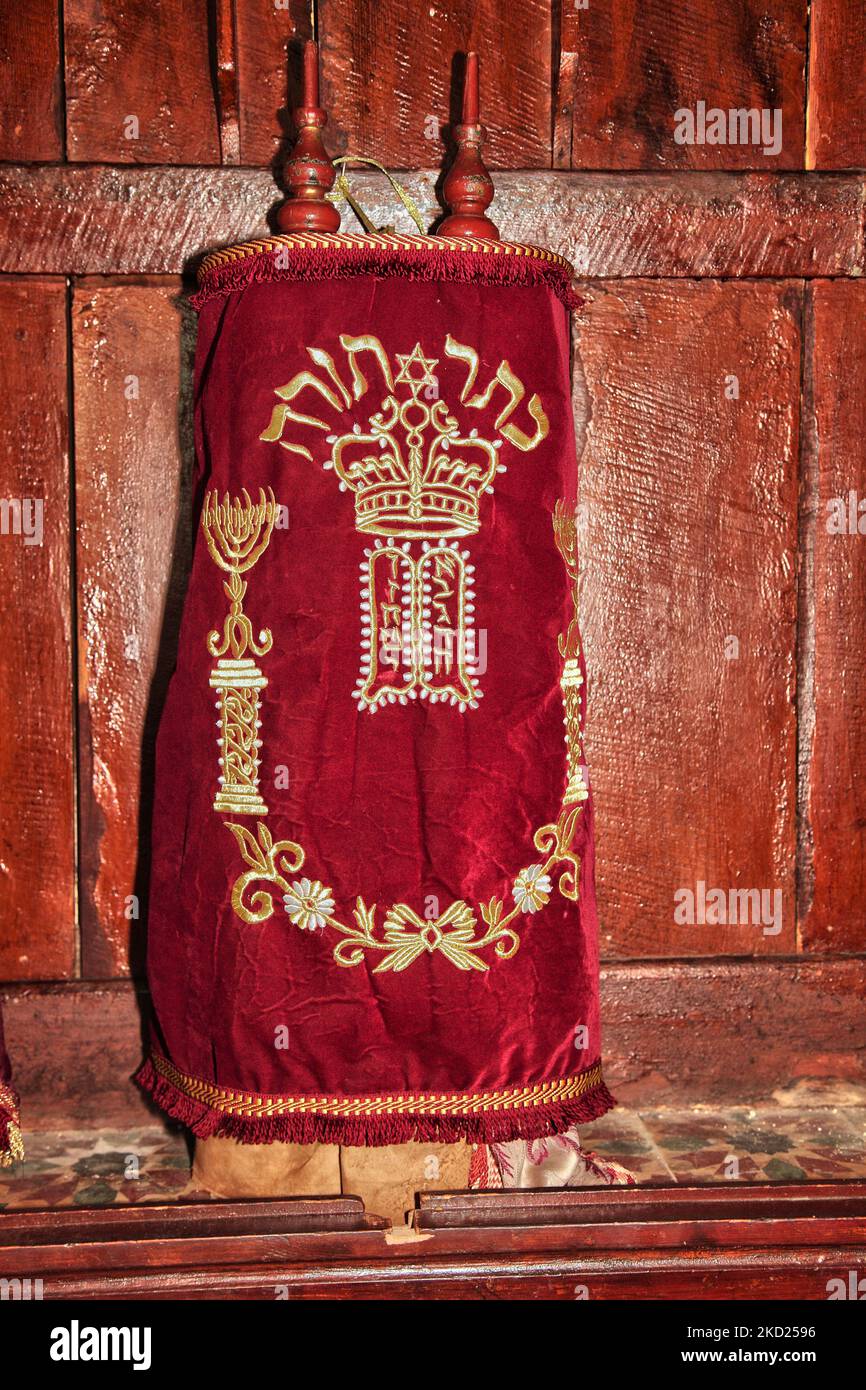 The hekhal containing the Sefer Torah in the Ibn Danan synagogue (Aben ...