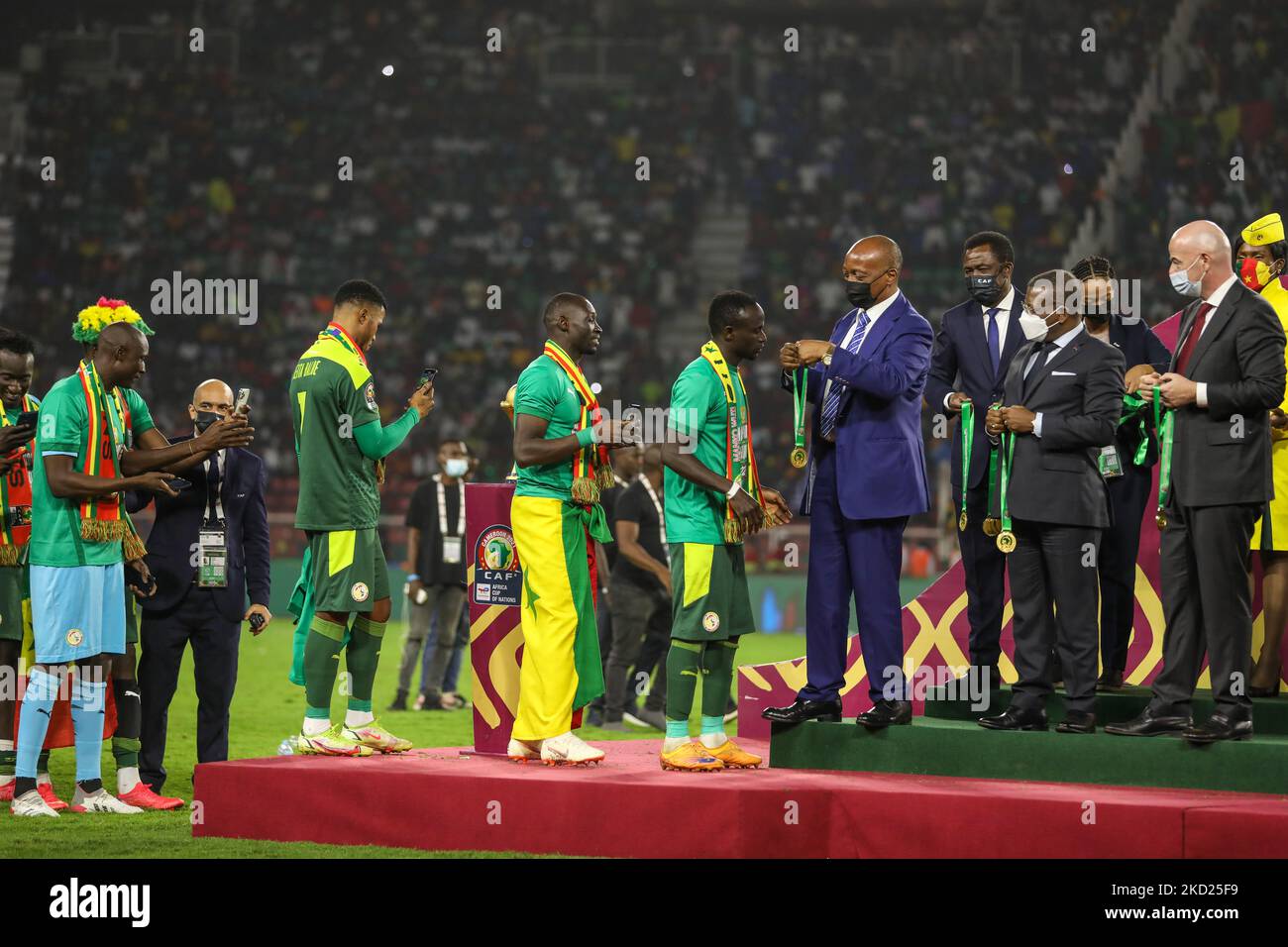 (10) Sadio Mané of Senegal team receives his Gold medal from Patrice ...