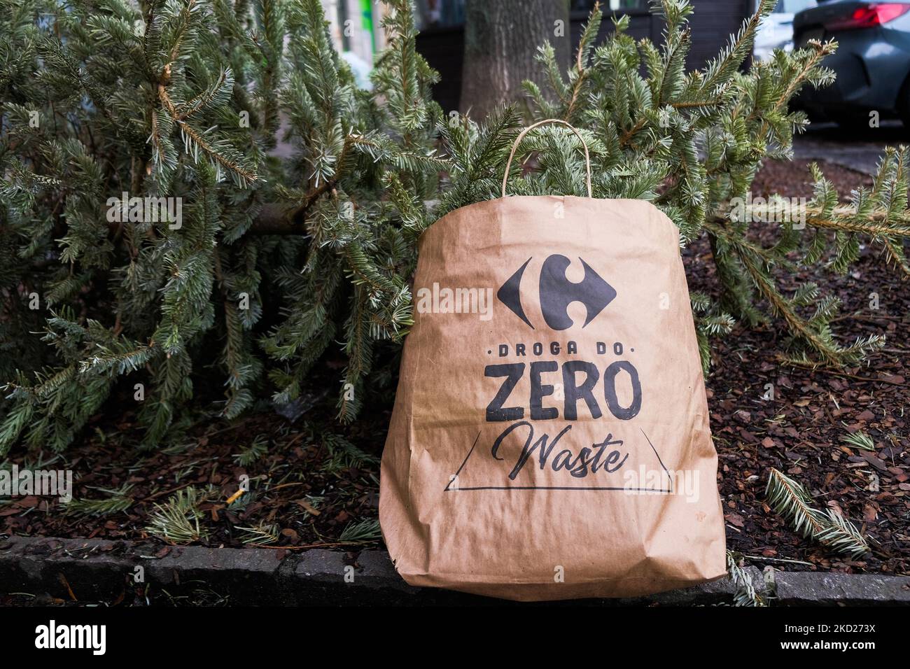 Carrefour zero waste paper bag hi-res stock photography and images - Alamy