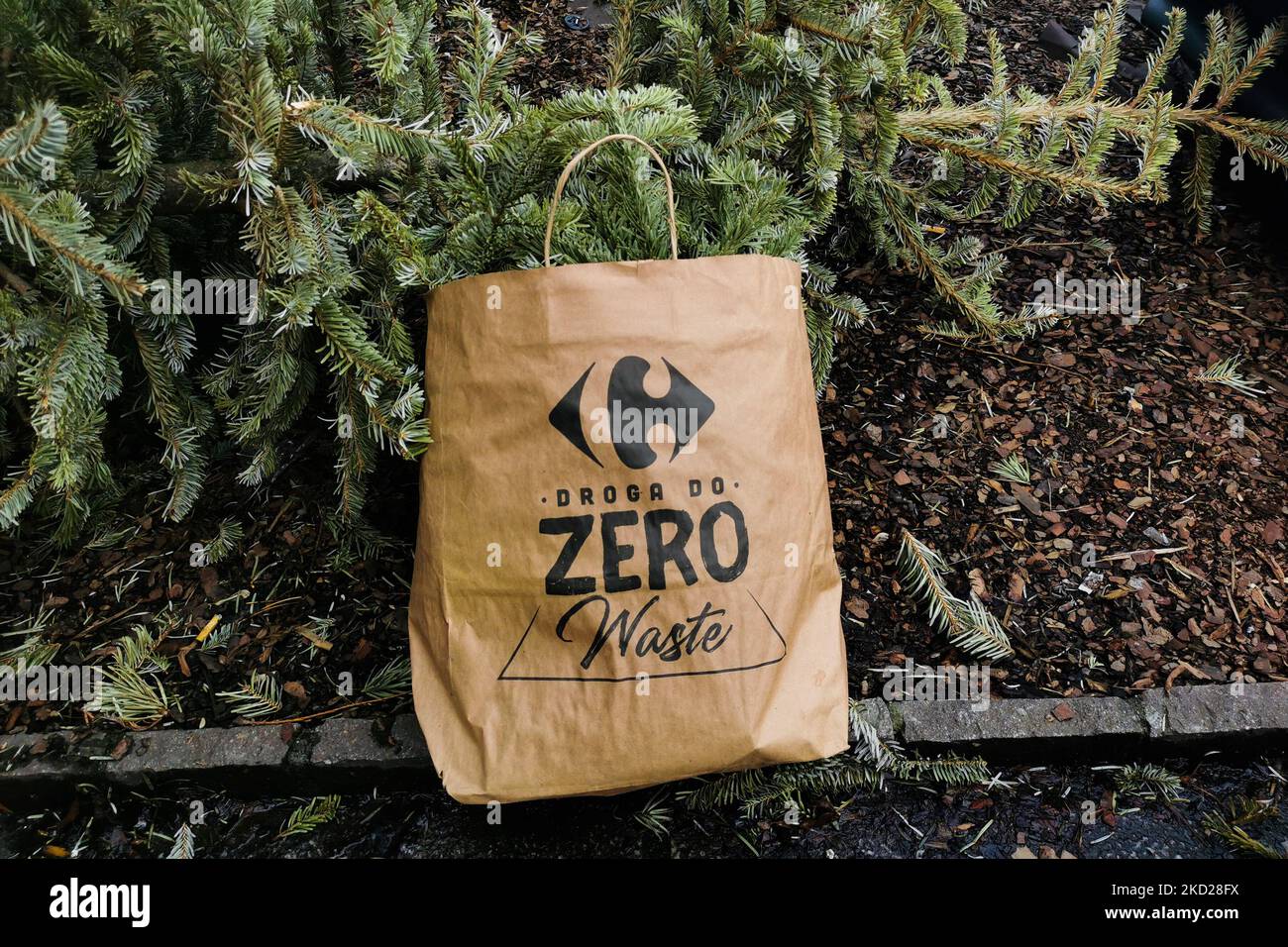 Carrefour zero waste paper bag hi-res stock photography and images - Alamy