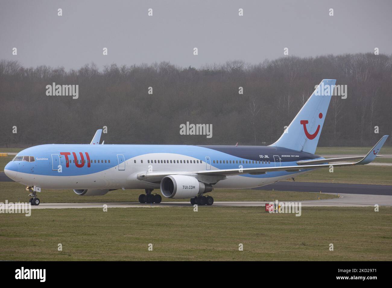 Tui plane rain hi-res stock photography and images - Alamy