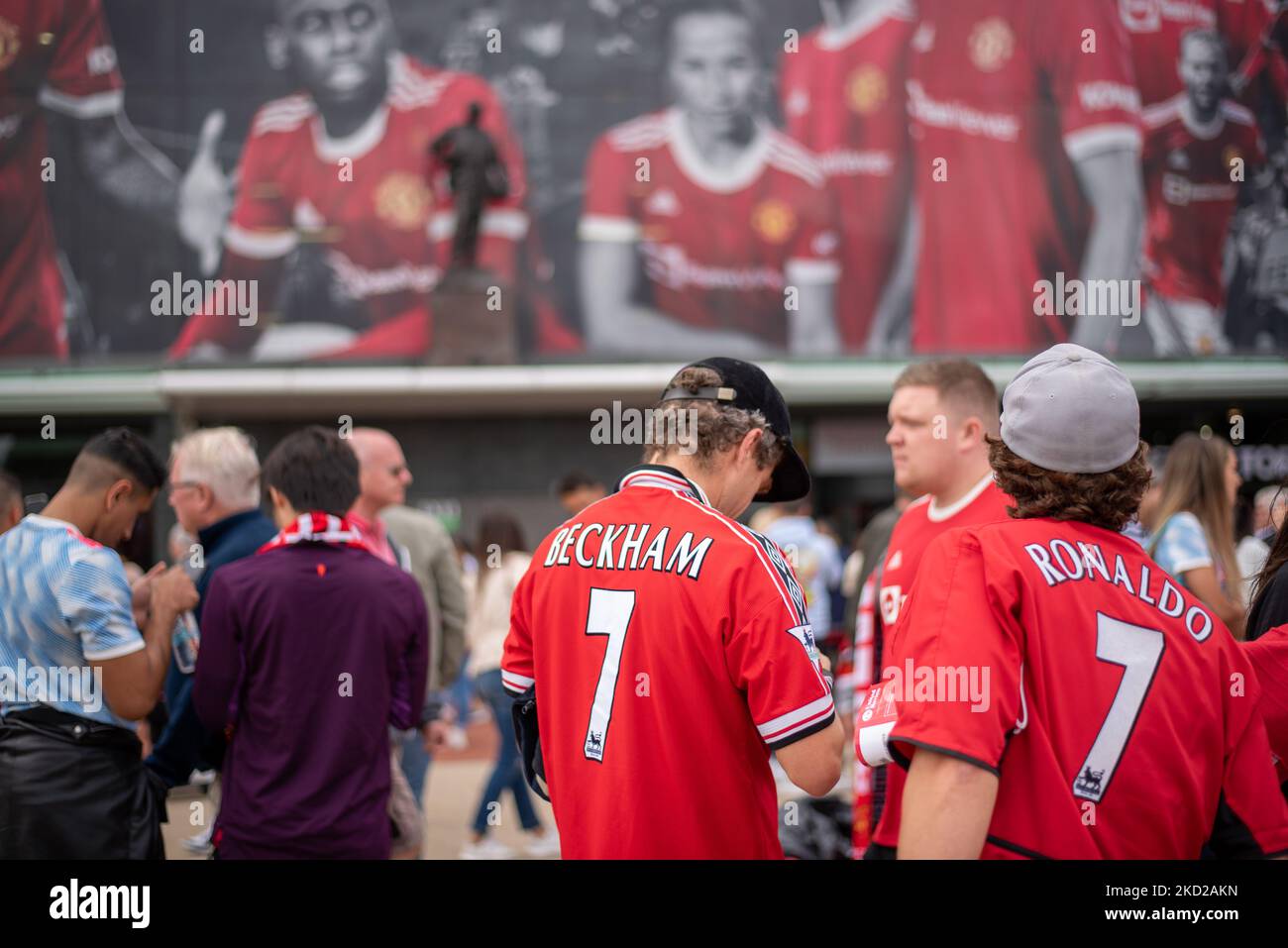 Manchester city team uniform hi-res stock photography and images - Alamy