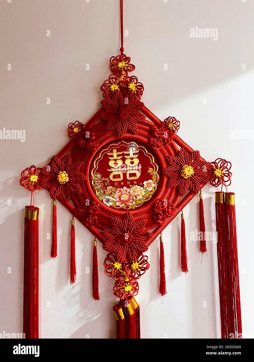 Vertical shot of red Chinese knot with double happiness, the Chinese ...