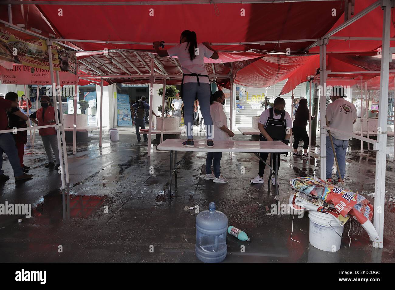 Traders outside the General Hospital in Mexico City are participating ...