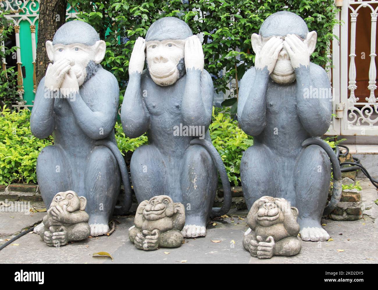 Three monkeys statue hi-res stock photography and images - Alamy