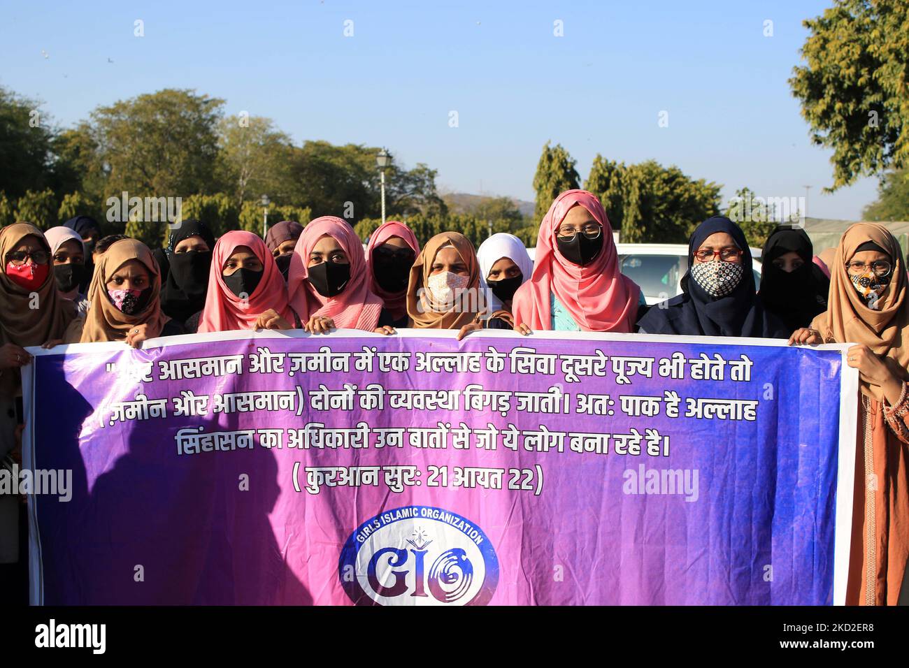Jaipur : Muslim women of Girls Islamic Organization hold placards ...