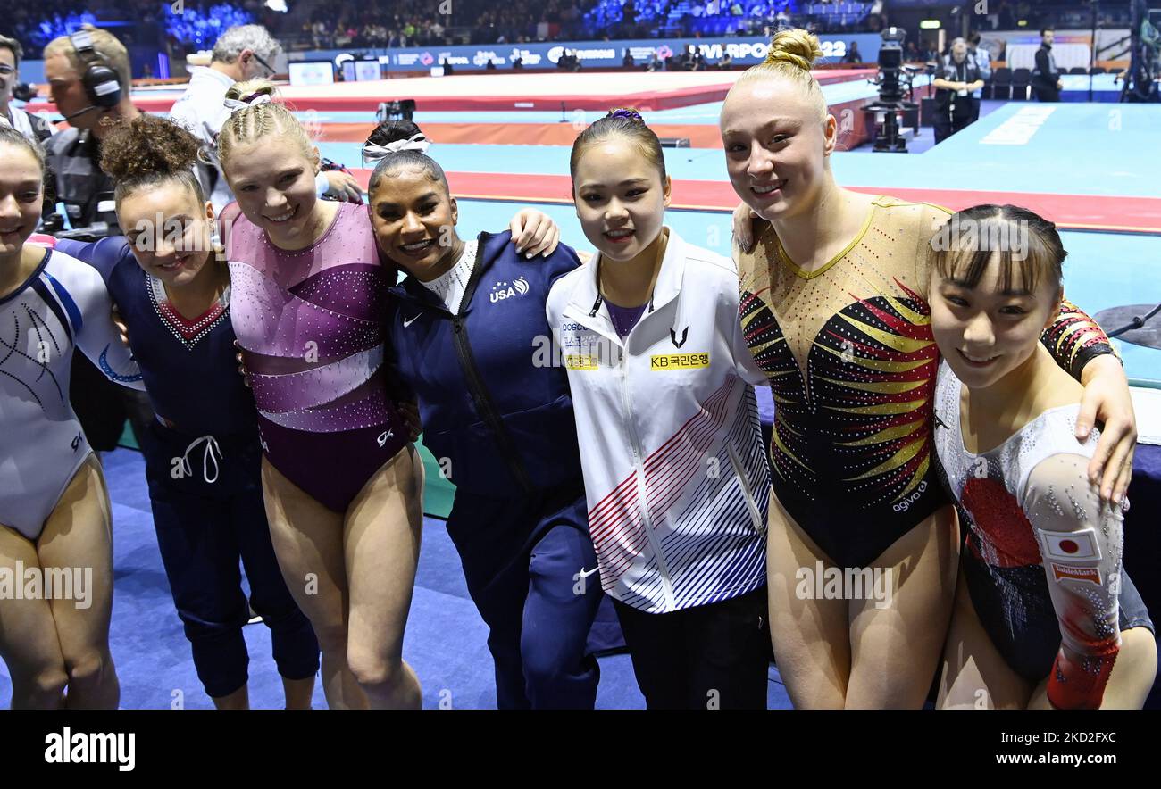 Belgian Lisa Vaelen (2R) poses with the finalists of the Women's Vault ...