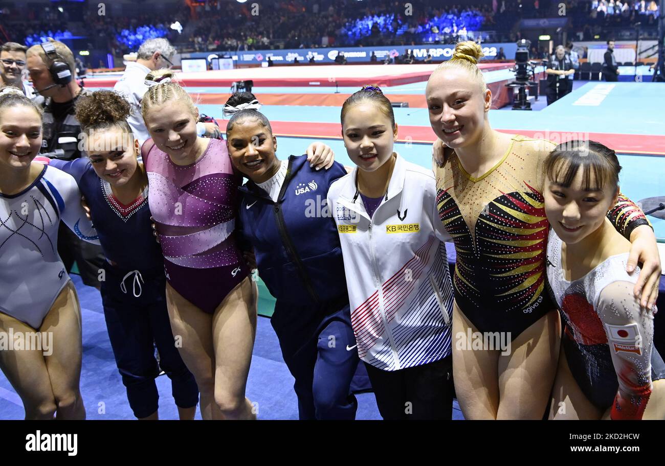 Belgian Lisa Vaelen (2R) poses with the finalists of the Women's Vault ...