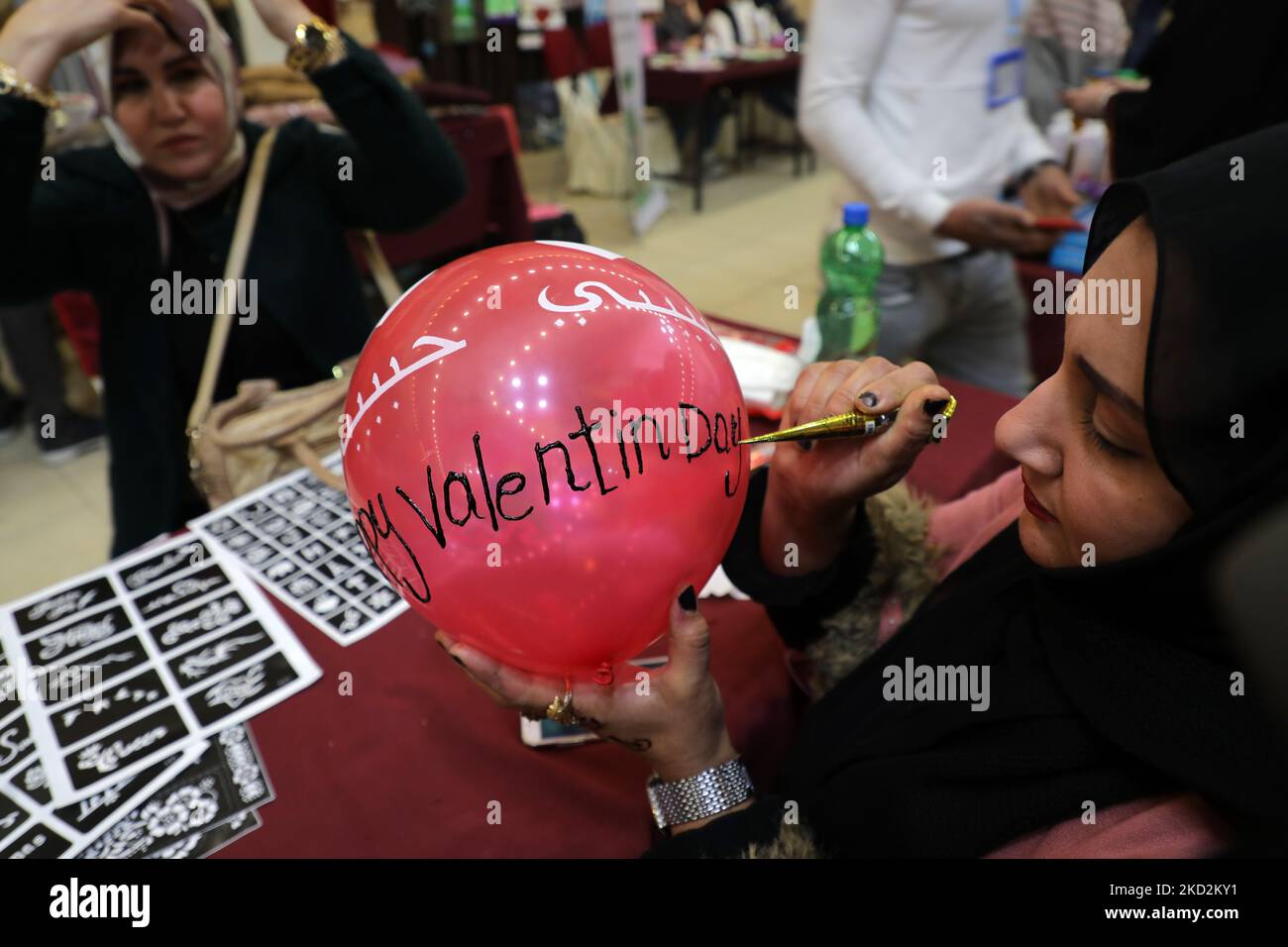 A Palestinian tattoo artist draws a traditional henna tattoo in Gaza ...