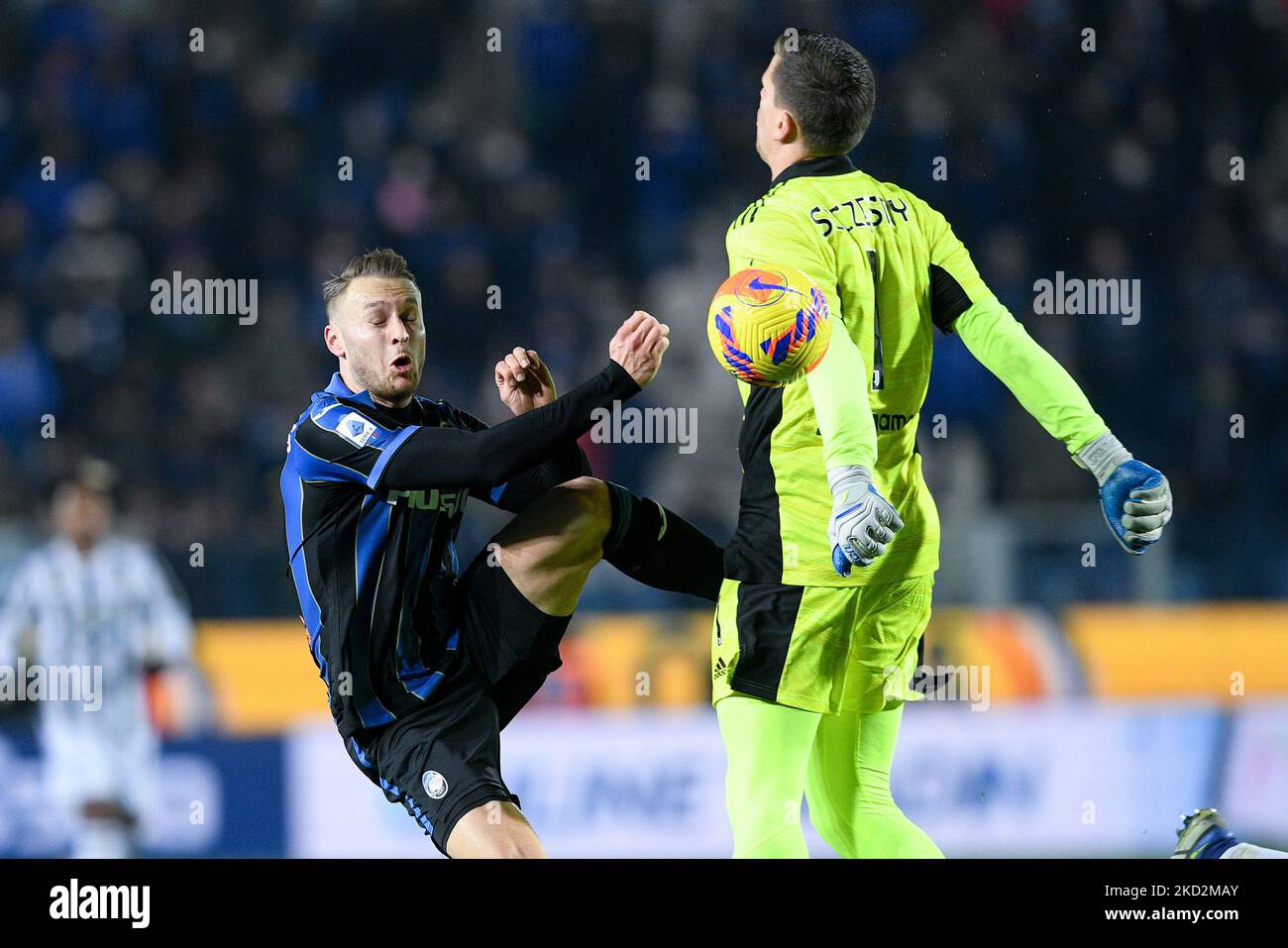 Teun Koopmeiners of Atalanta BC is challenged by Wojciech Szczesny of ...