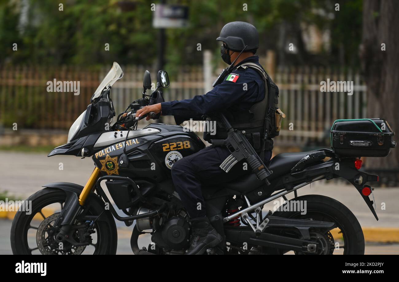 A member of the State Police seen in the Merida center. On Sunday ...