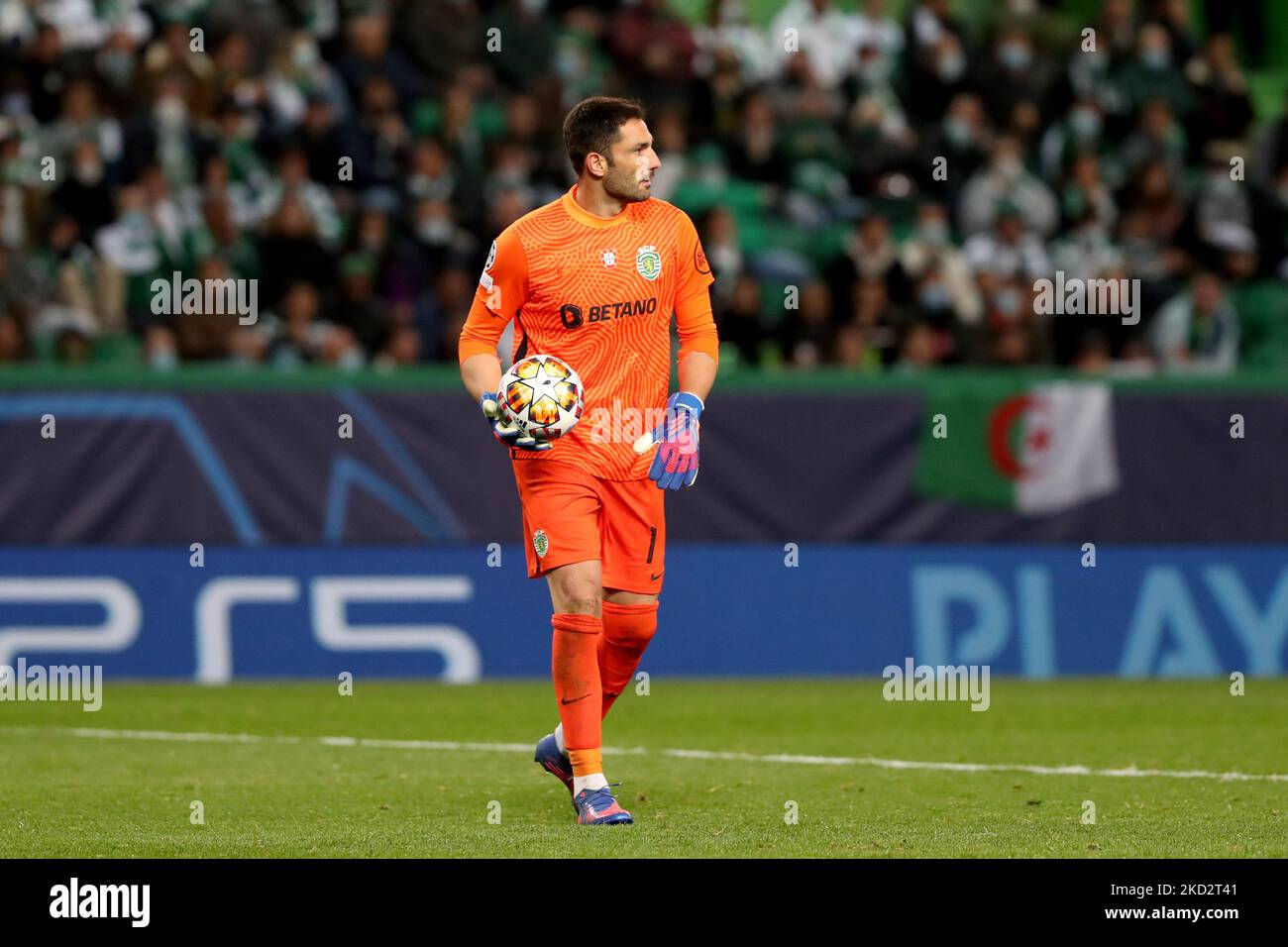 Sporting's goalkeeper Antonio Adan in action during the Round Of ...