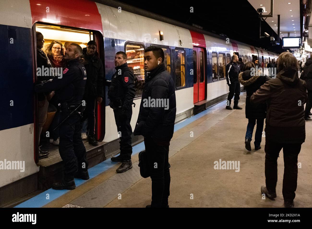 Rer b platforms hi-res stock photography and images - Alamy