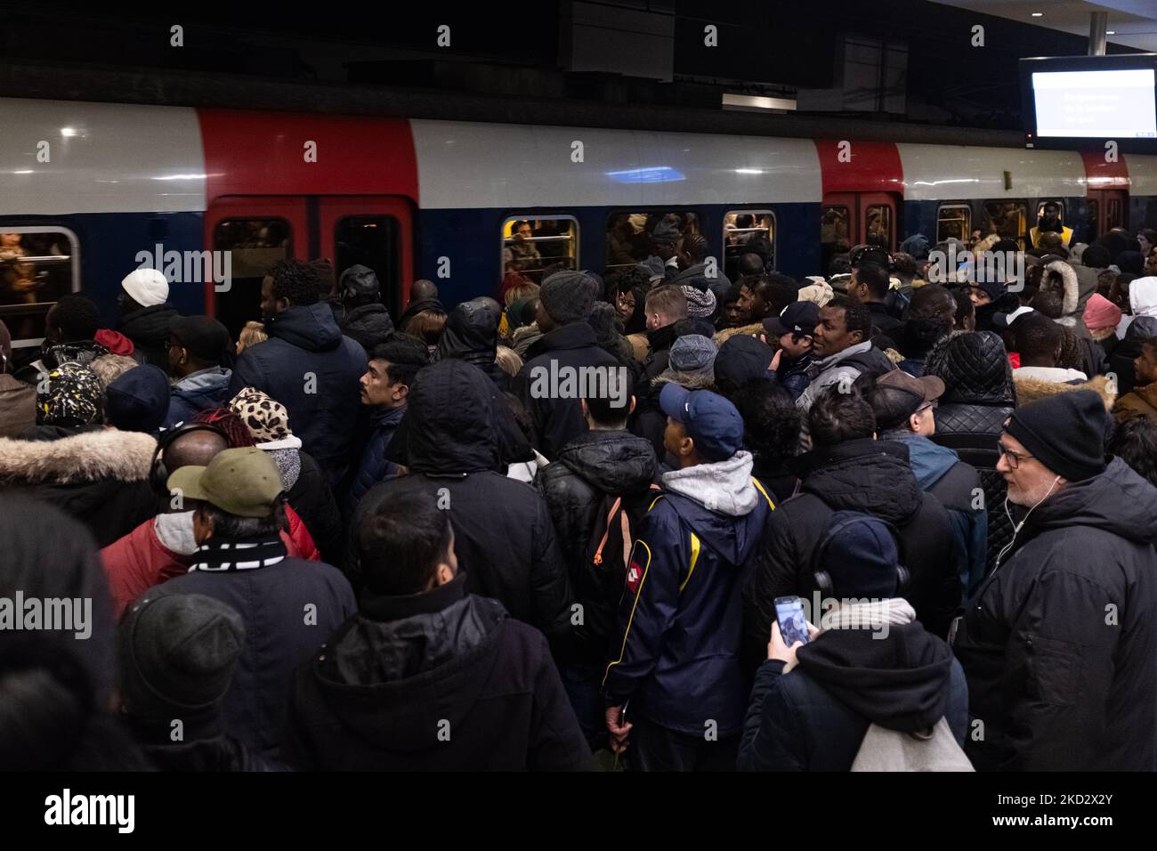 Rer b platforms hi-res stock photography and images - Alamy