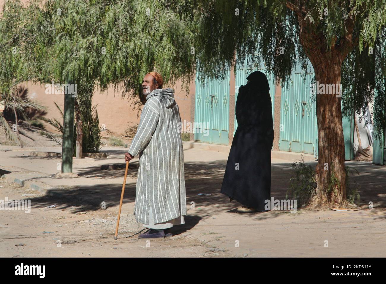 Oriental cloak hi-res stock photography and images - Alamy