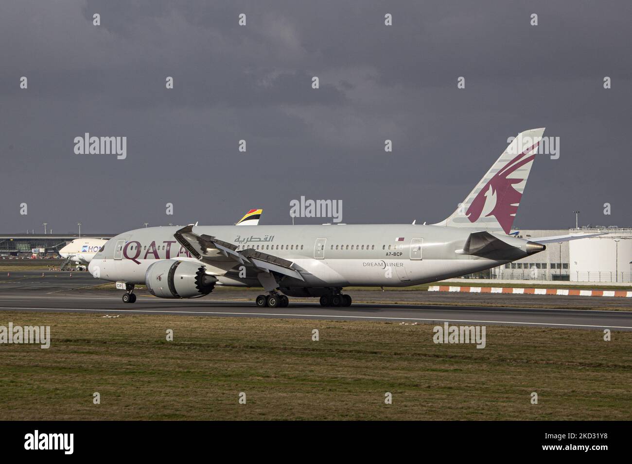 Qatar Airways Boeing 787-8 Dreamliner aircraft as seen on final ...