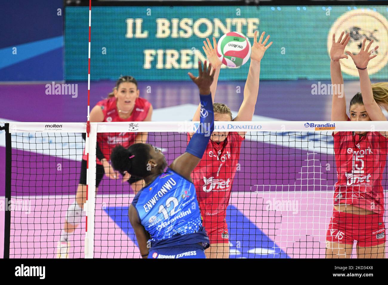 Spike of ENWEONWU TERRY RUTH (Il Bisonte Firenze) vs block of POULTER ...