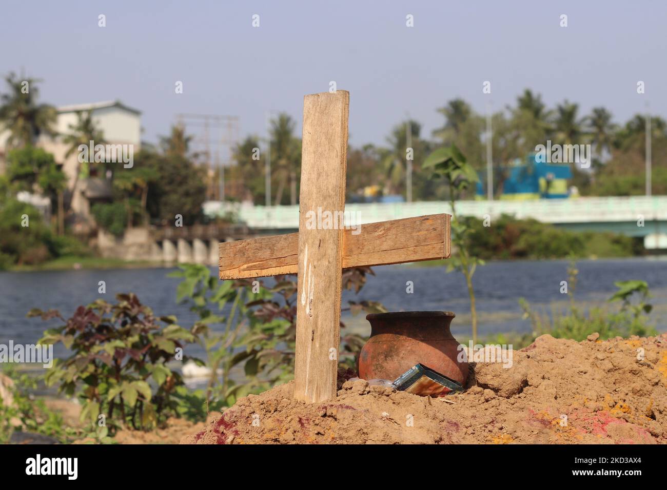 A wooden cross on a grave in cemetery in Chennai, India Stock Photo - Alamy