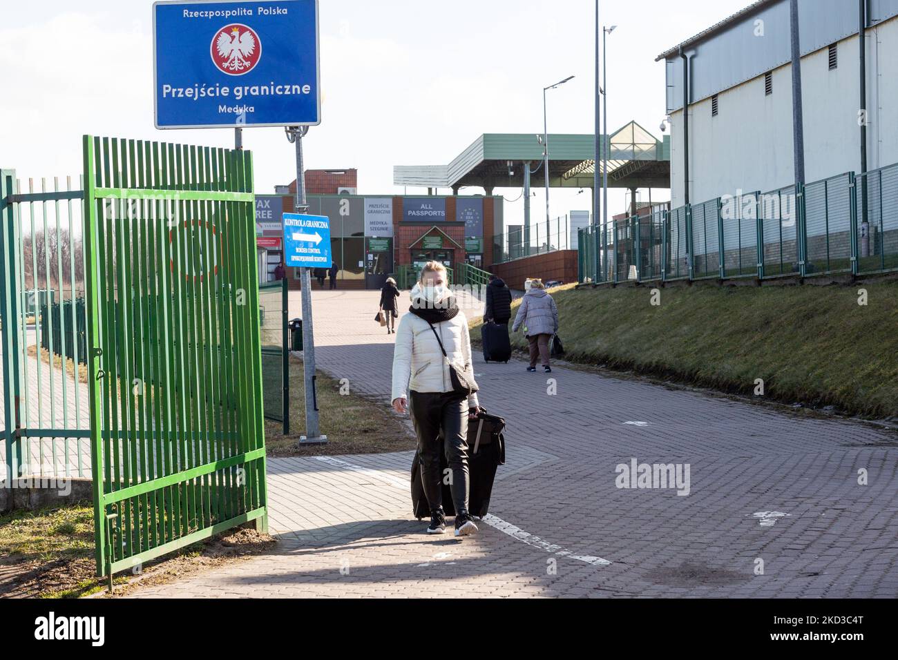 First migrants from Ukraine enter Poland after Russia bombarded Ukrainian territory - Polish ...