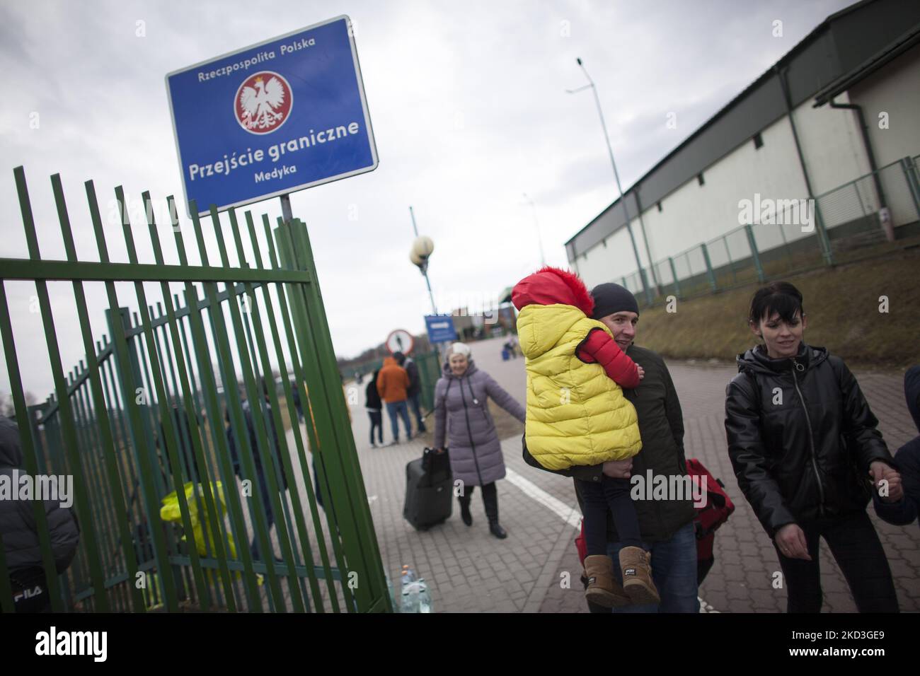 Family of ukrainian refugees cross Polish-Ukrainian border in Medyka ...
