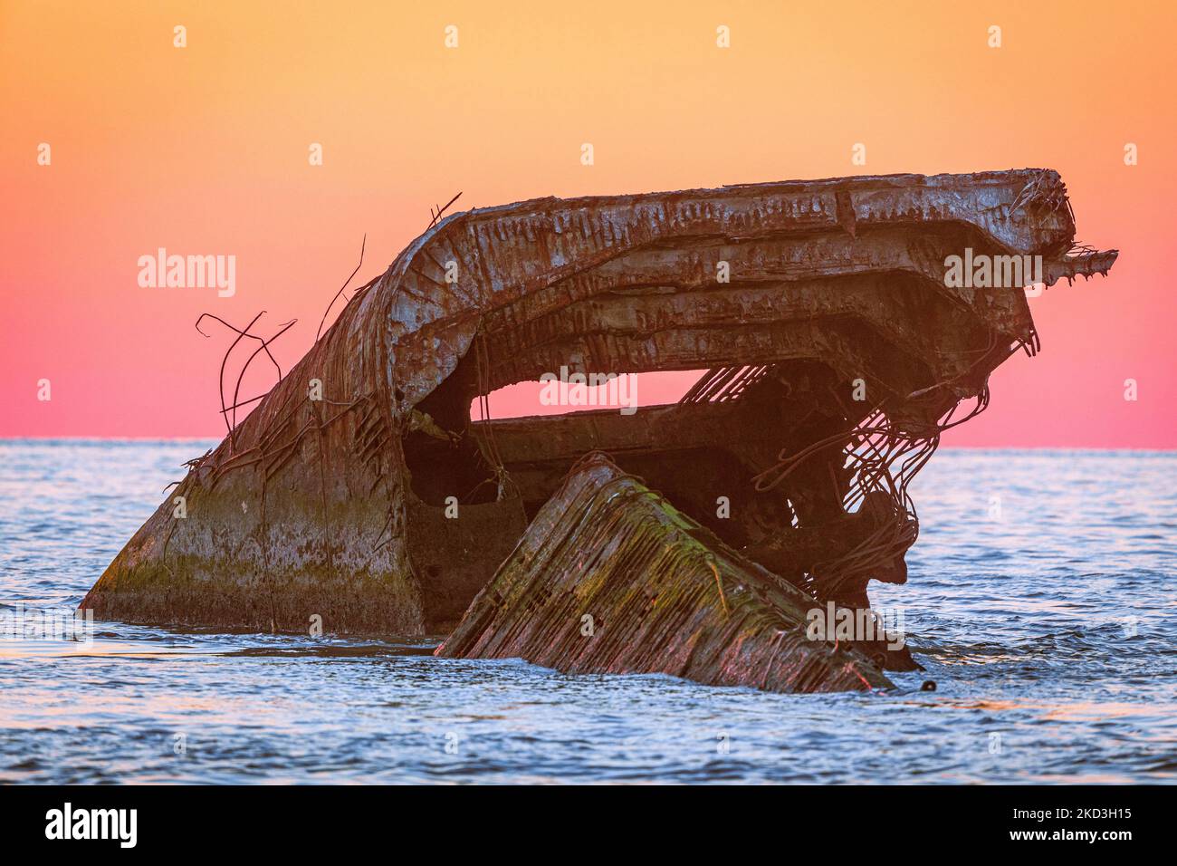 Shipwreck damage hi-res stock photography and images - Alamy