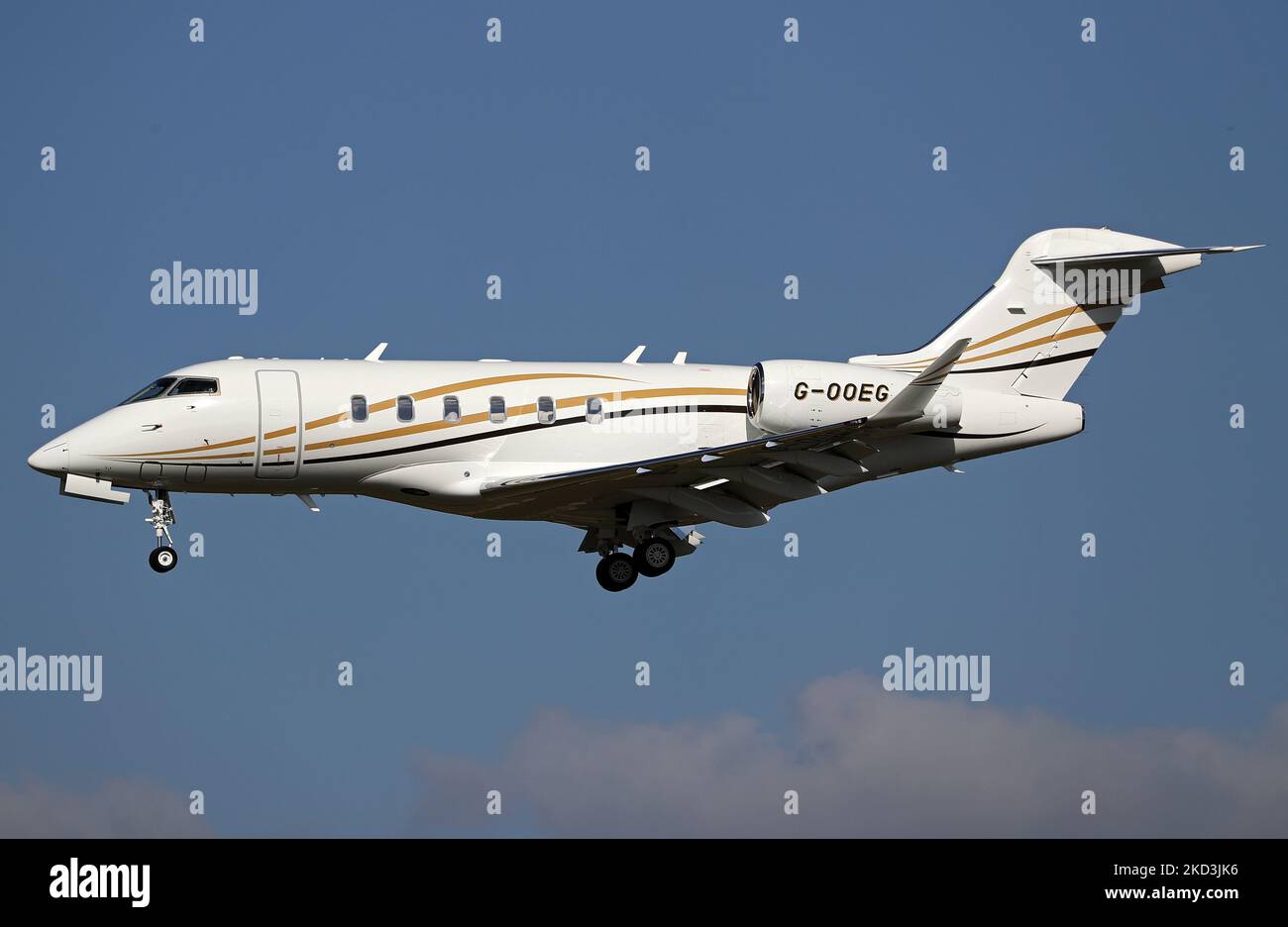 Bombardier Challenger 350, from Catreus company, getting ready to land ...
