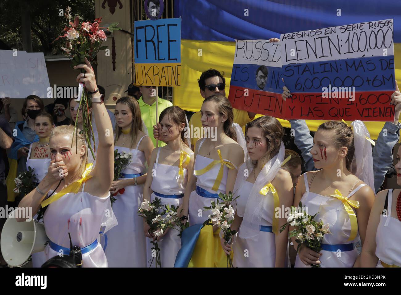 Members of the Ukrainian community demonstrate outside the Russian ...