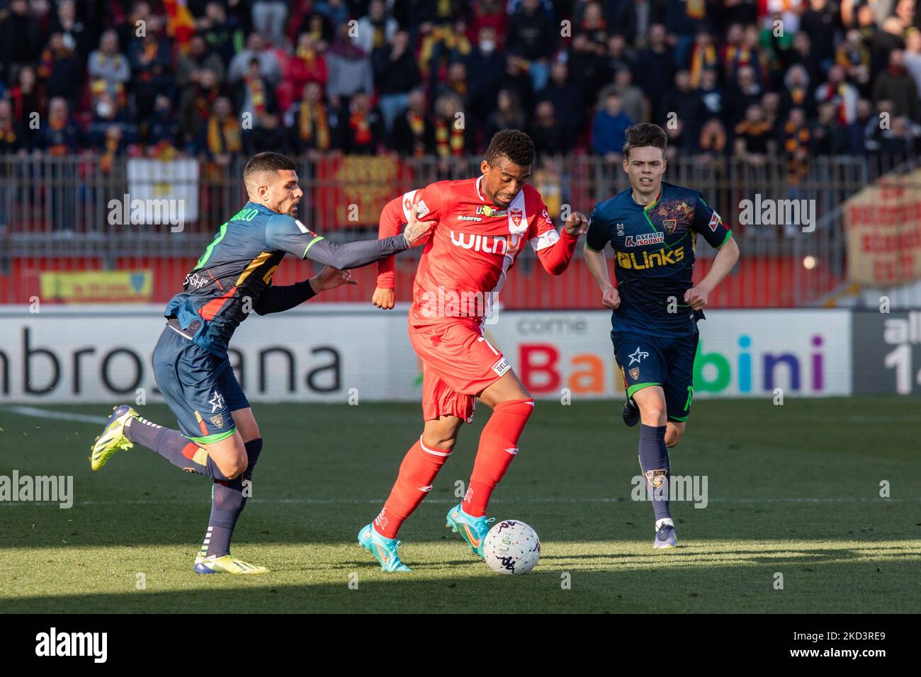 Jose Machin competes for the ball with Mario Gargiulo during the Serie ...