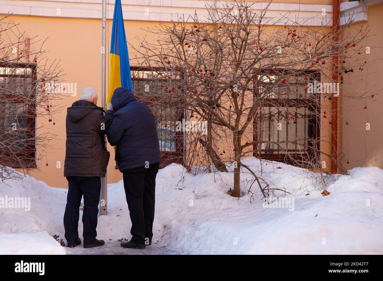Employees of the Consulate General remove the Ukrainian flag from the ...