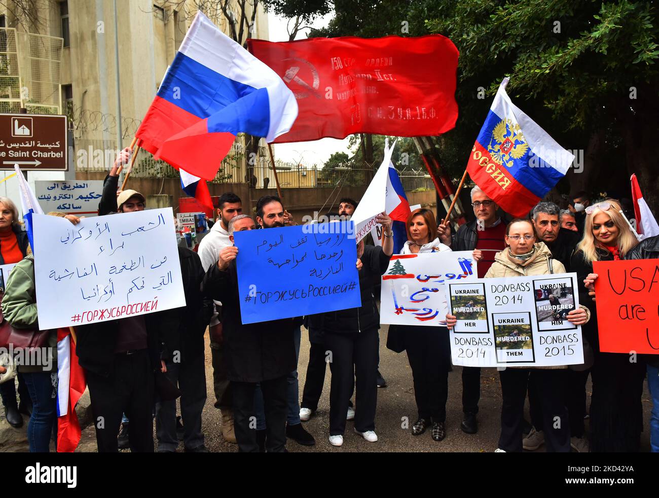 People demonstrate in support of the Russian army and its military ...