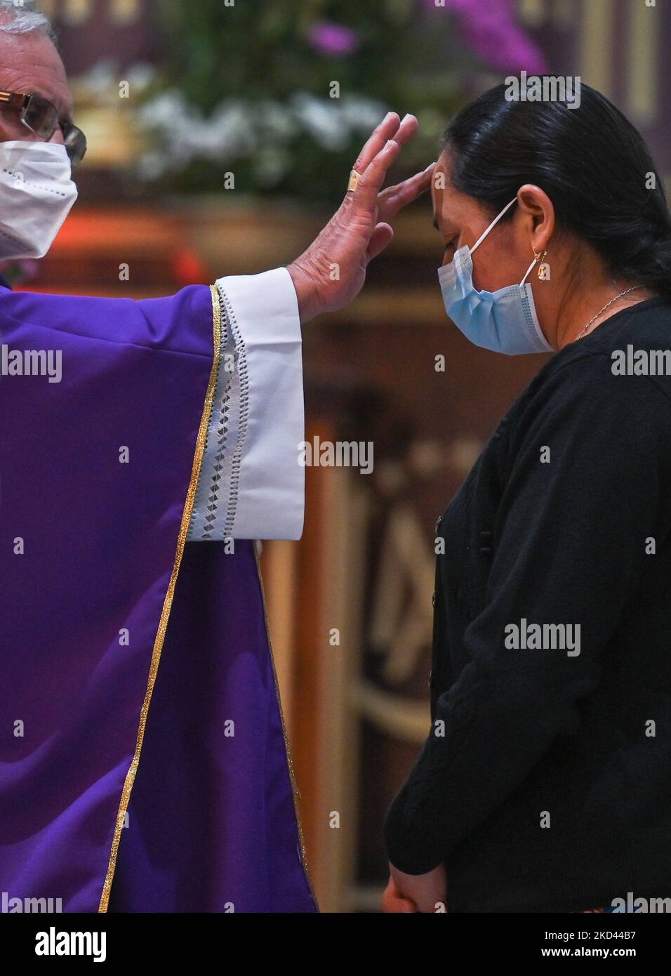 Cardinal Álvaro Ramazzini sprinkles head of the faithful with ashes ...