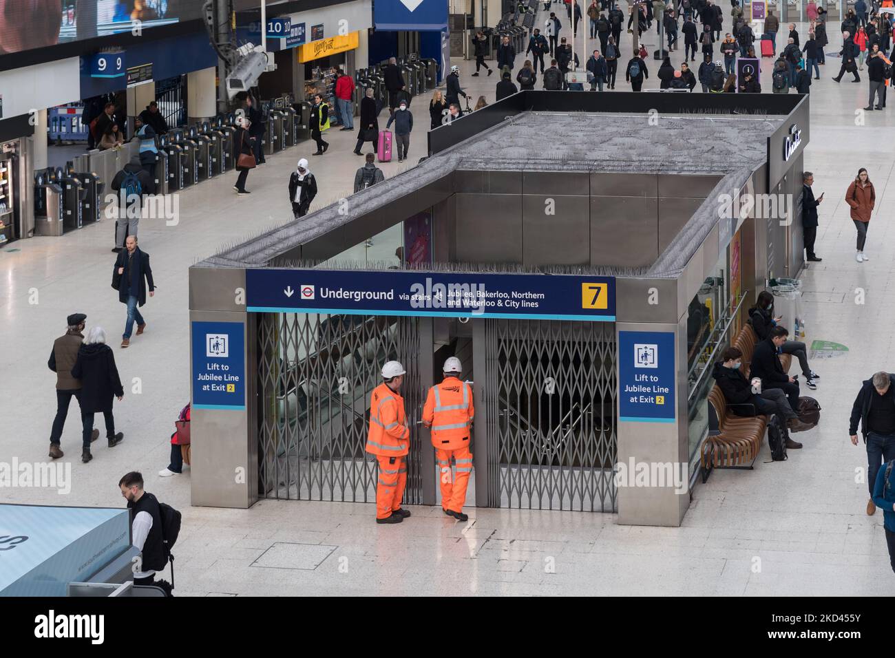 London undergound services hi-res stock photography and images - Alamy