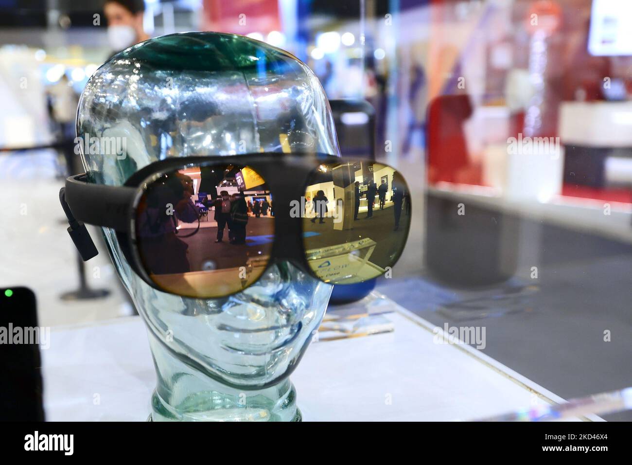 The VIVE Flow, the Virtual Reality headset awarder as the Best Wearable ...