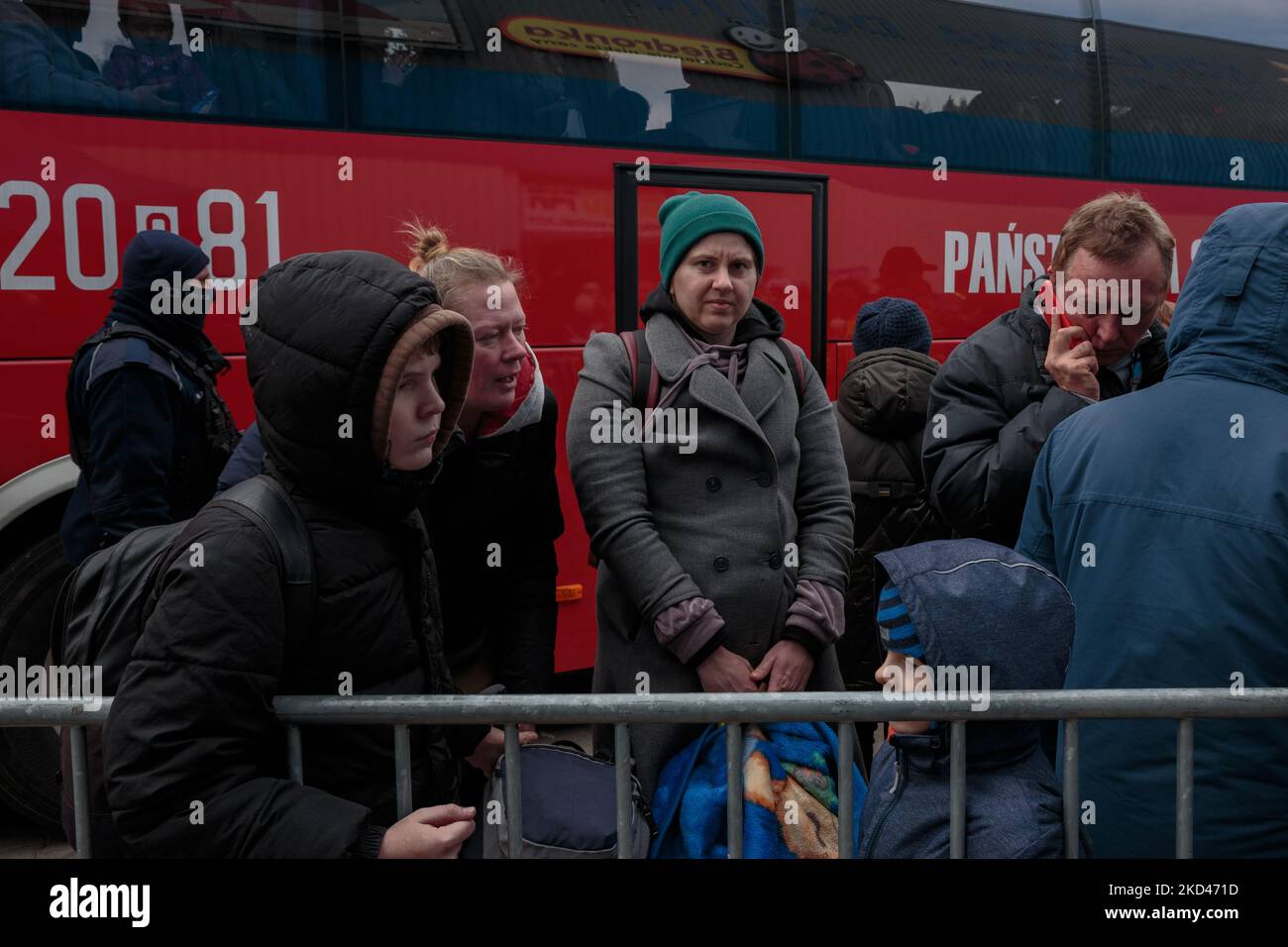 Ukrainians at the border take buses to reach the main cities in Mlyny ...