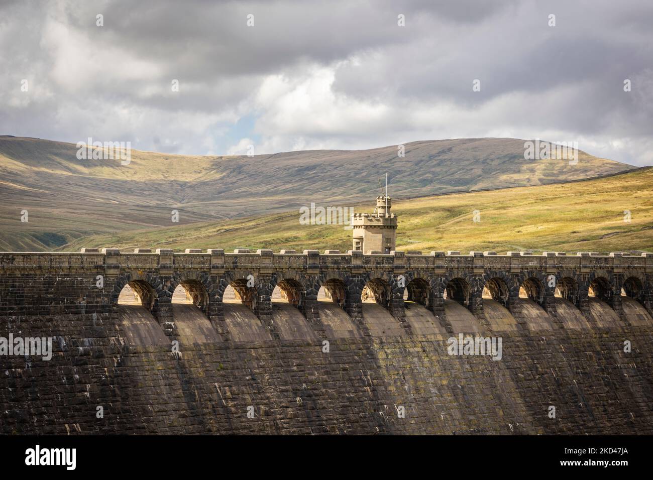 The dam wall at Angram Reservoir Stock Photo - Alamy