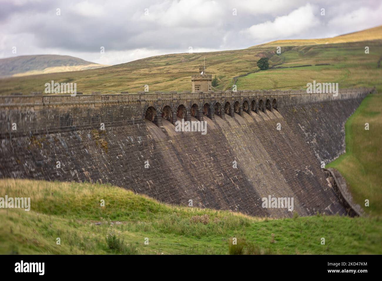 The dam wall at Angram Reservoir Stock Photo - Alamy