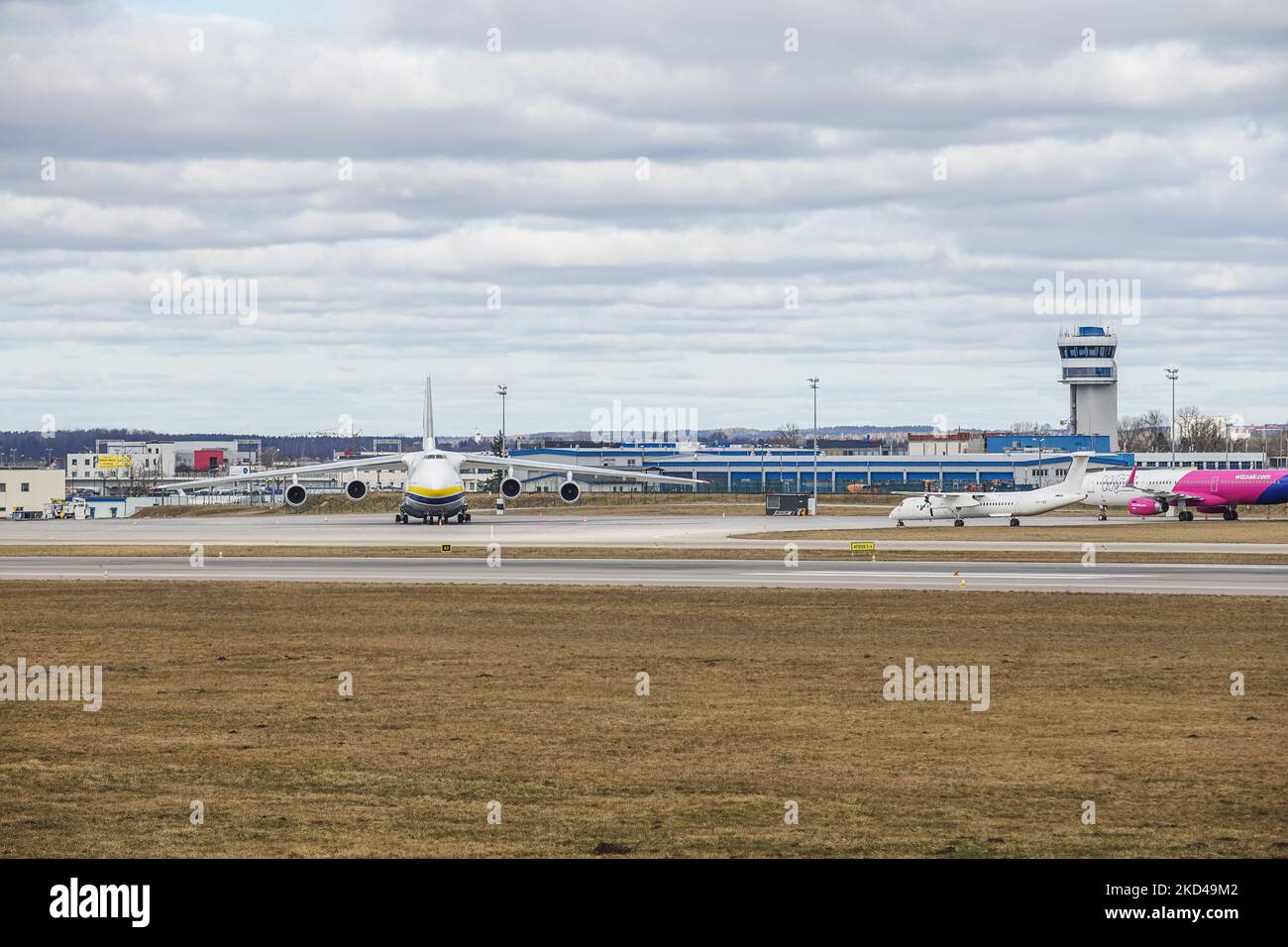 Antonov an 124 ruslan hi-res stock photography and images - Alamy