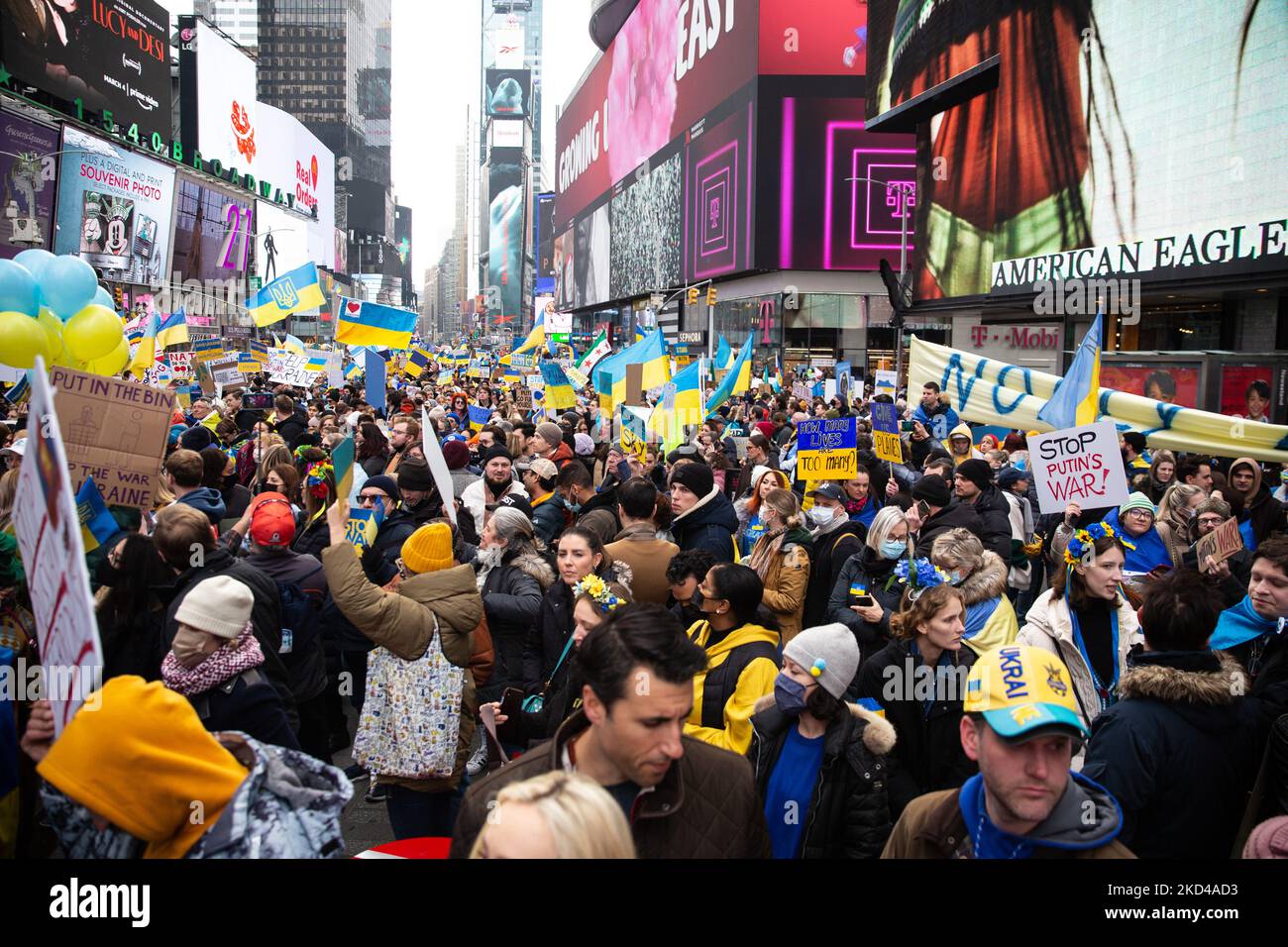 Over a thousand Ukrainian-Americans and their allies flooded Times ...