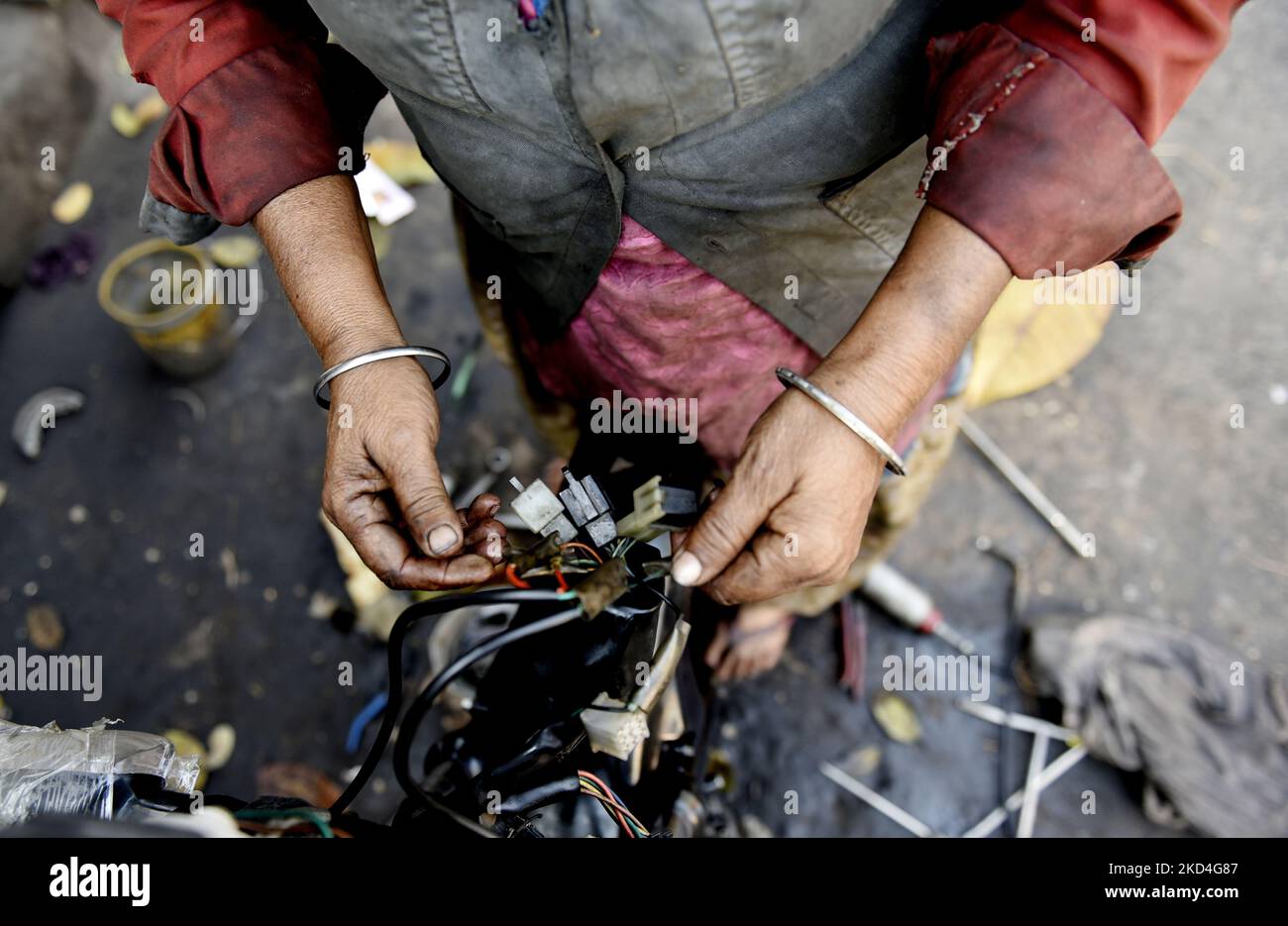 Sonali Mistri, age 51, only woman two wheeler mechanic of Kolkata ...