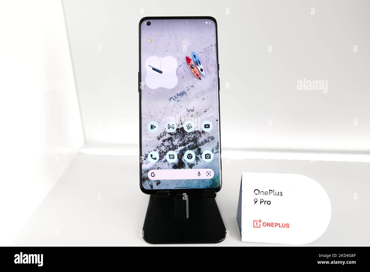 One plus 9 pro hi-res stock photography and images - Alamy