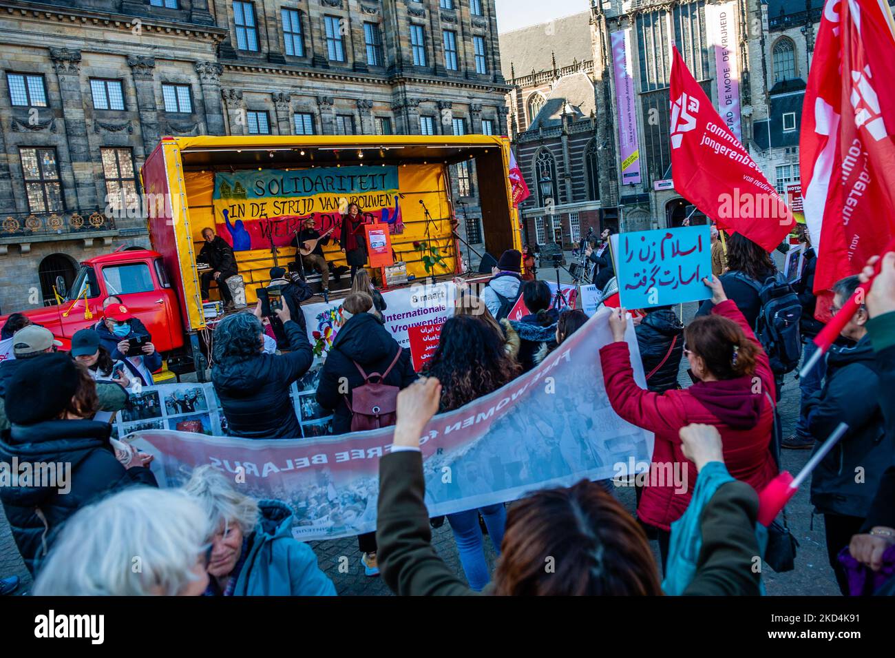 Iranian people dancing woman hi-res stock photography and images - Alamy