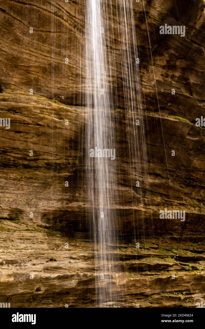 Water against rock hi-res stock photography and images - Alamy