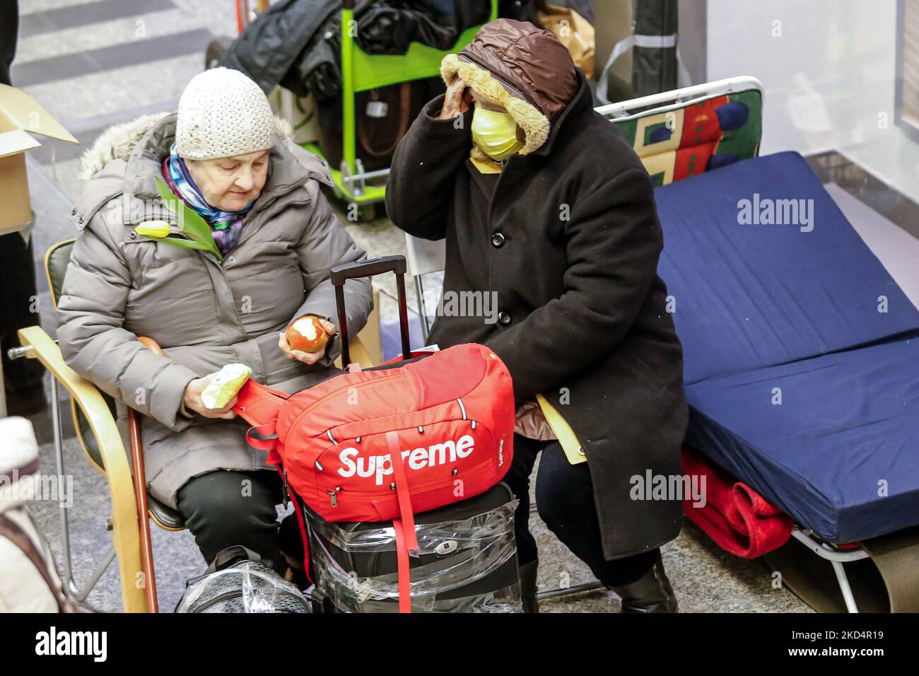 Ukrainian refugee elderly woman hi-res stock photography and images - Alamy