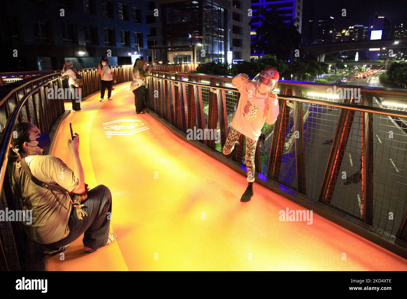 Jakartans enjoy the night view of Jakarta city on the new ...