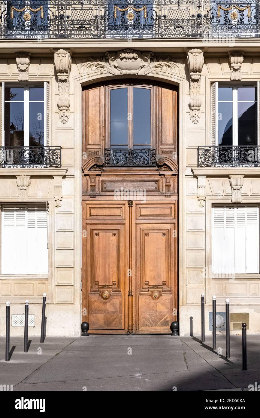 Paris, an ancient wooden door, beautiful facade parc Monceau, in the 8e ...