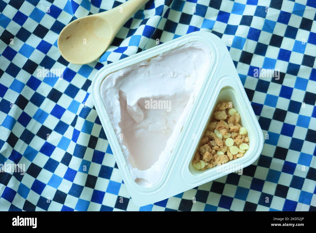 Cereal packet on table hi-res stock photography and images - Alamy