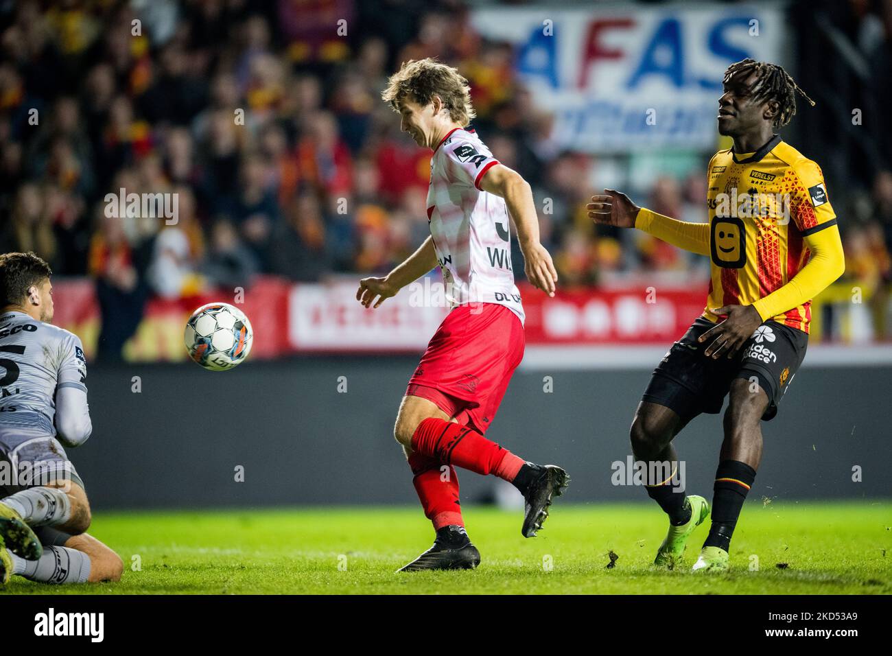 Essevee's goalkeeper Louis Bostyn, Essevee's Lukas Willen and Mechelen ...