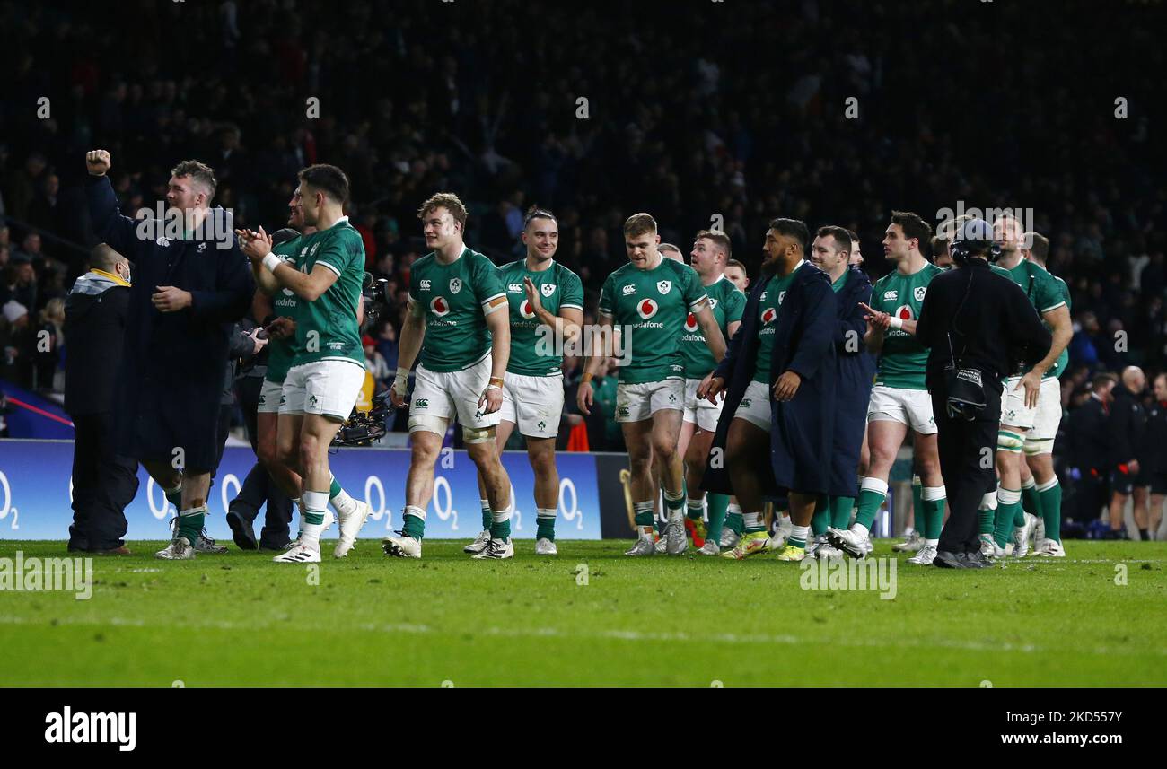 Ireland players celebrate they win over England after Guinness six ...