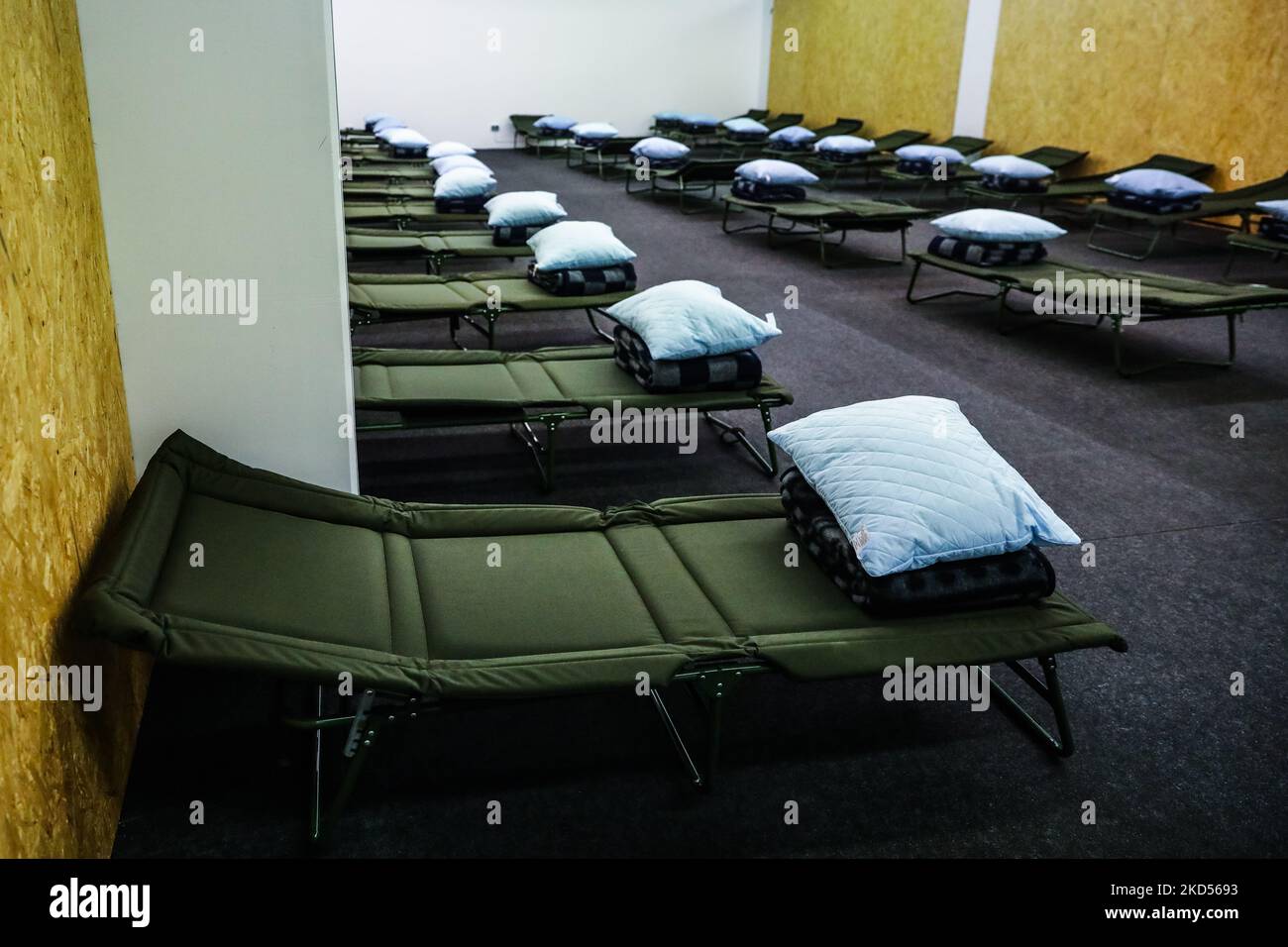 Refugee beds hi-res stock photography and images - Alamy